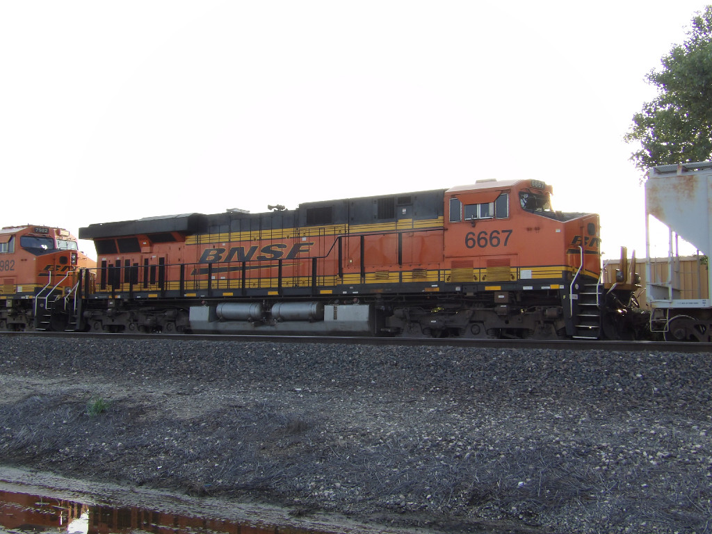BNSF ES44C4 6667